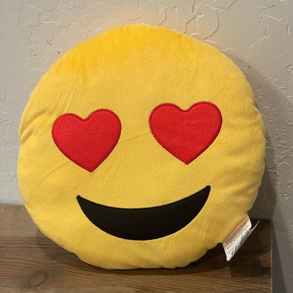 Unbranded | Bedding | Nwot Soft Emoticon Eye Hearts Emoji Yellow Round ...